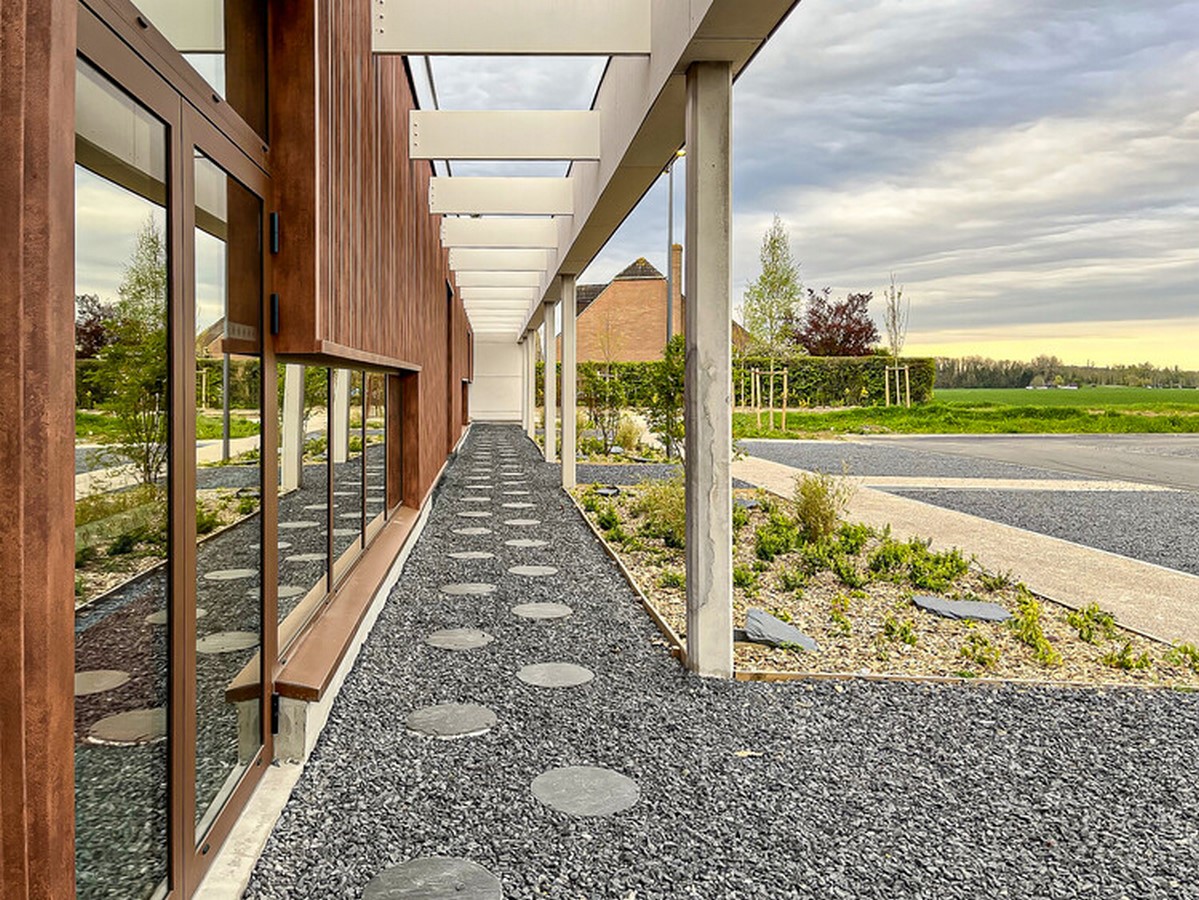 Crafting Versatility: Wavrin Sports Complex Expansion - aarchii